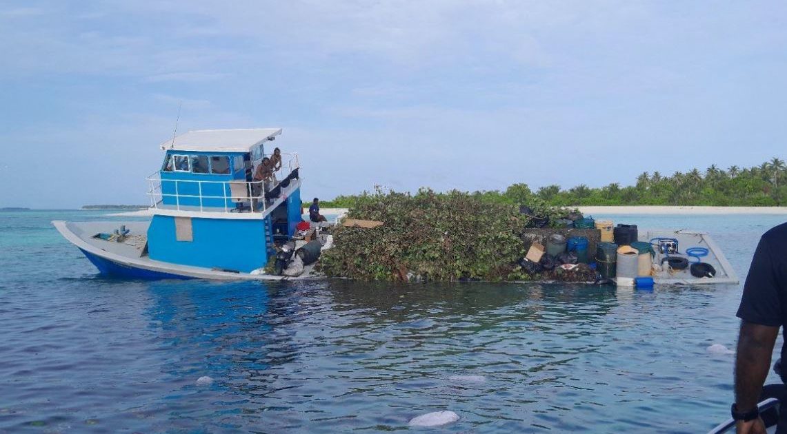 10 މީހުންނާއެކު ދަތުރުކުރި ދޯންޏެއް ލޯފަރު ފަރަށް އަރައިފި – Dhen.mv