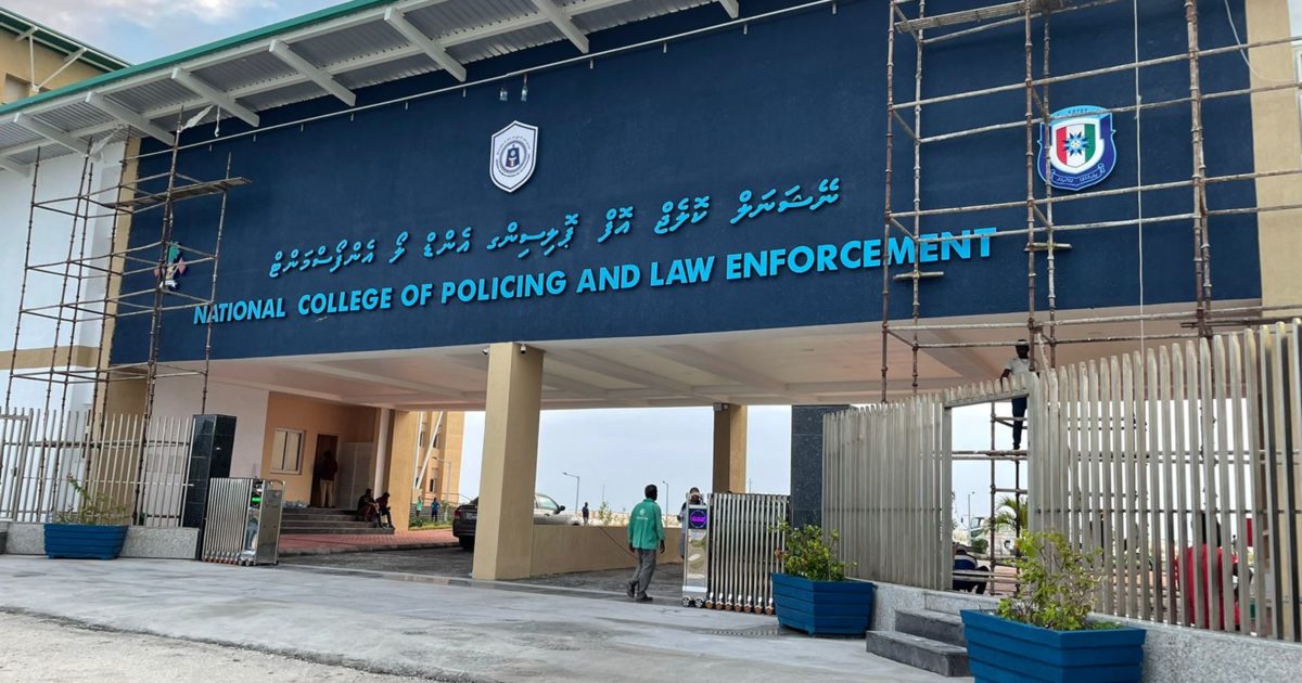 ޕޮލިސް ކޮލެޖުގެ ގިނަ ދަރިވަރުންތަކެއް ހޮސްޕިޓަލުގައި އެނދުމަތިކޮށްފި ...