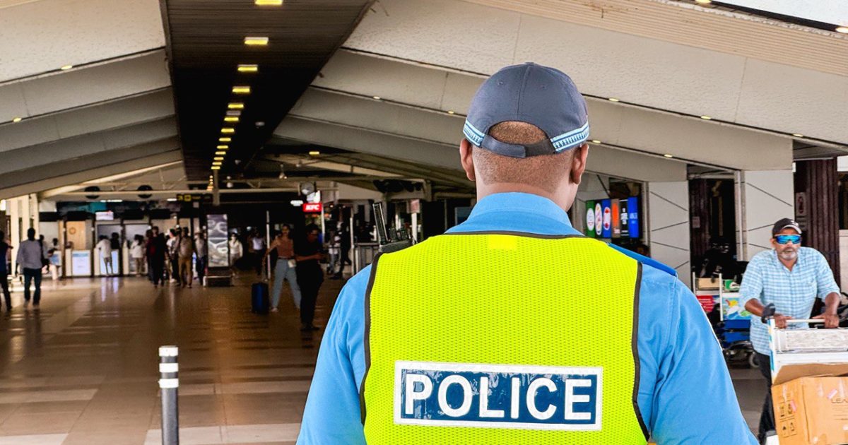 ފުލުހަކު އެއާޕޯޓުން ވަަގަށް ސިނގިރޭޓު ކާޓޫންތަކެއް ނެރެނިކޮށް ...