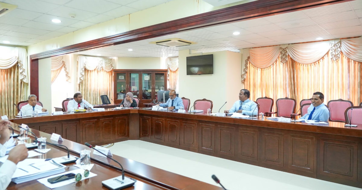 މާލިއްޔަތު ކޮމިޓީގެ މެންޑޭޓާ މެދު ހިޔާލުތަފާތުވެ ކޮމިޓީ ހޫނުވެއްޖެ! – Dhen.mv