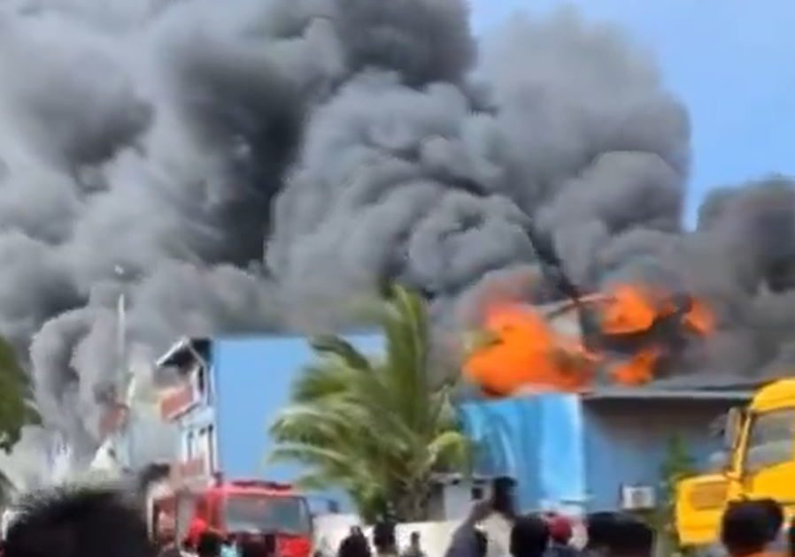 ވޯކްޝޮޕް ގައި ރޯވުން: މީހަކު ފިހިގެން ފަރުވާދެނީ – Dhen.mv