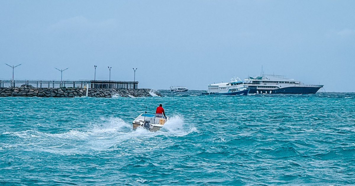 ކެނޯއެއްގައި މޫދަށް ނުކުތް މީހަކު ވެސް ގެއްލިގެން ހޯދަނީ – Dhen.mv