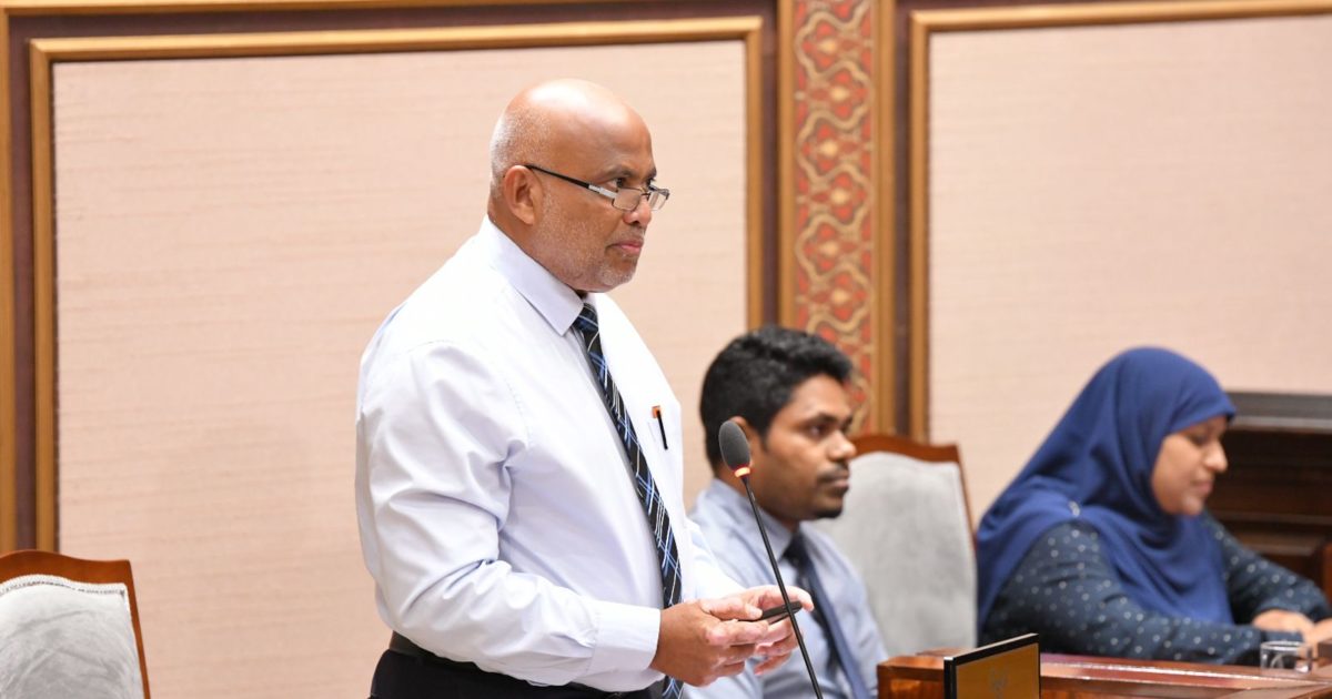 ދަރިވަރުންނަށް ފައިސާ ޖަމާކުރުން ލަސްވާތީ މިނިސްޓަރާ ސުވާލުކުރަނީ – Dhen.mv