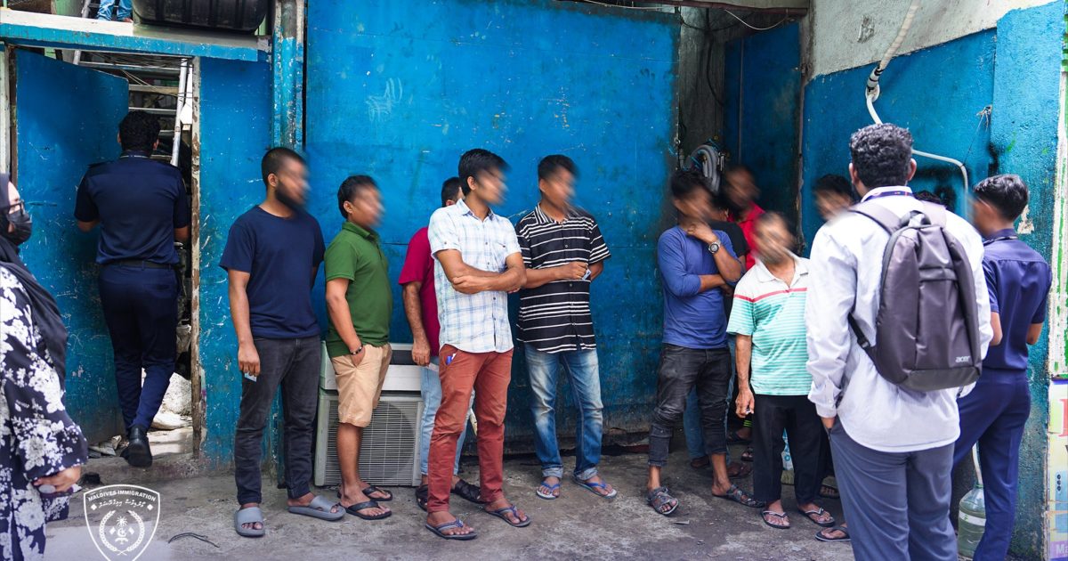 ރައްކާތެރި ނޫން ތަންތަނުގައި ގަވައިދާ ހިލާފަށް އުޅޭ 18 ބިދޭސީއަކު އަތުލައިގެންފި – Dhen.mv