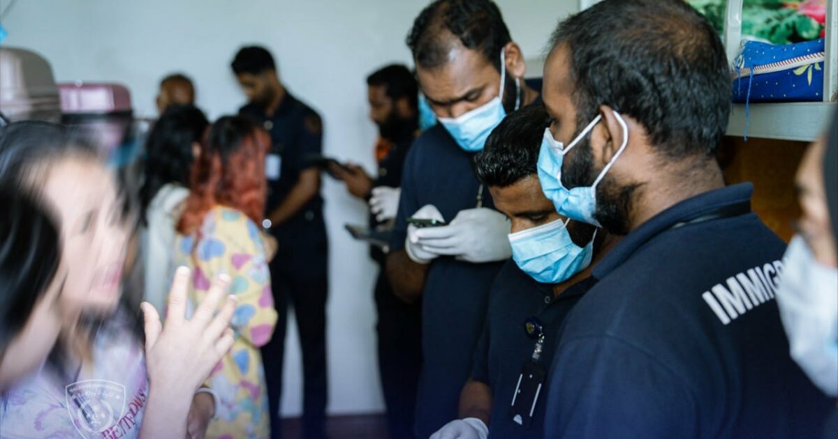 ގަވައިދާ ހިލާފަށް އުޅޭ 8 ބިދޭސީން އަތުލައިގެންފި – Dhen.mv