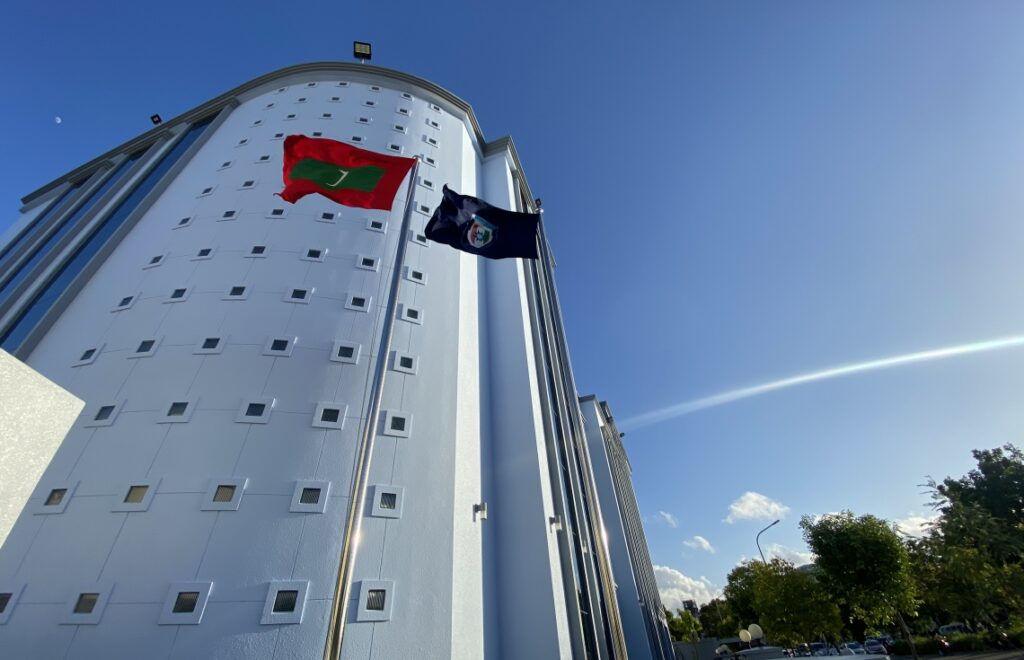 މެތު ބޭނުންކޮށްގެން މަގުމަތީ ޓީޝާޓް ބާލައިގެން އުޅުނު މީހަކު ބަންދަށް – Dhen.mv