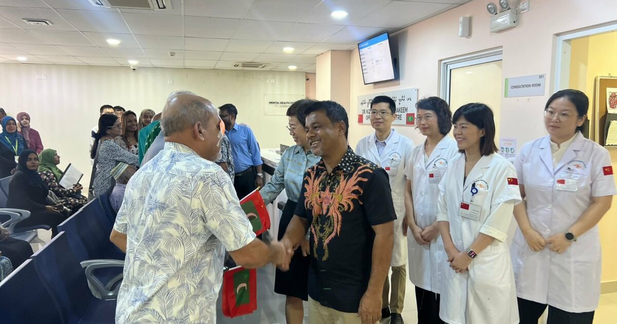 ޗައިނާގެ މެޑިކަލް ޓީމުން ތިން ދުވަސް ތެރޭ 60 މީހުންގެ ލޮލުގެ ސާޖަރީ ހަދައިފި – Dhen.mv