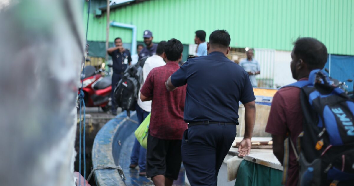 6076 ބިދޭސީން ޑީޕޯޓްކޮށް، 24 ހާހަށްވުރެ ގިނަ ބިދޭސީން ރެގިއުލަރައިޒްކޮށްފި – Dhen.mv