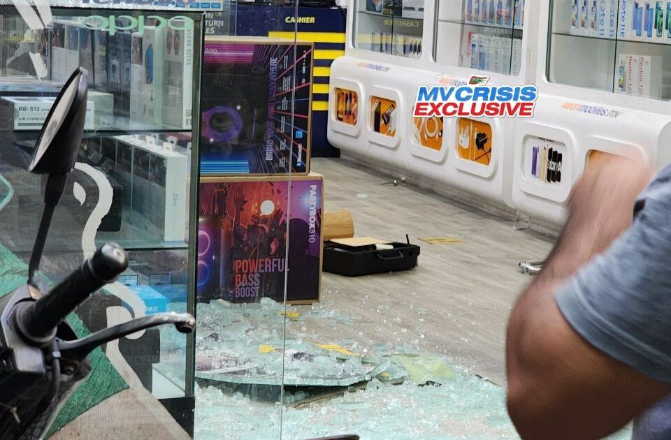 ޒިއޯންމޮބައިލްސް ފިހާރައިން ވައްކަންކުރި މީހާ ހައްޔަރުކޮށްފި – Dhen.mv