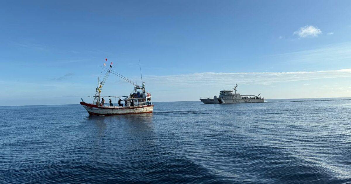 ރާއްޖޭގެ ސަރަހައްދުގައި މަސްވެރިކަން ކުރަން އުޅުނު ބޯޓެއް އަތުލައިގެންފި – Dhen.mv