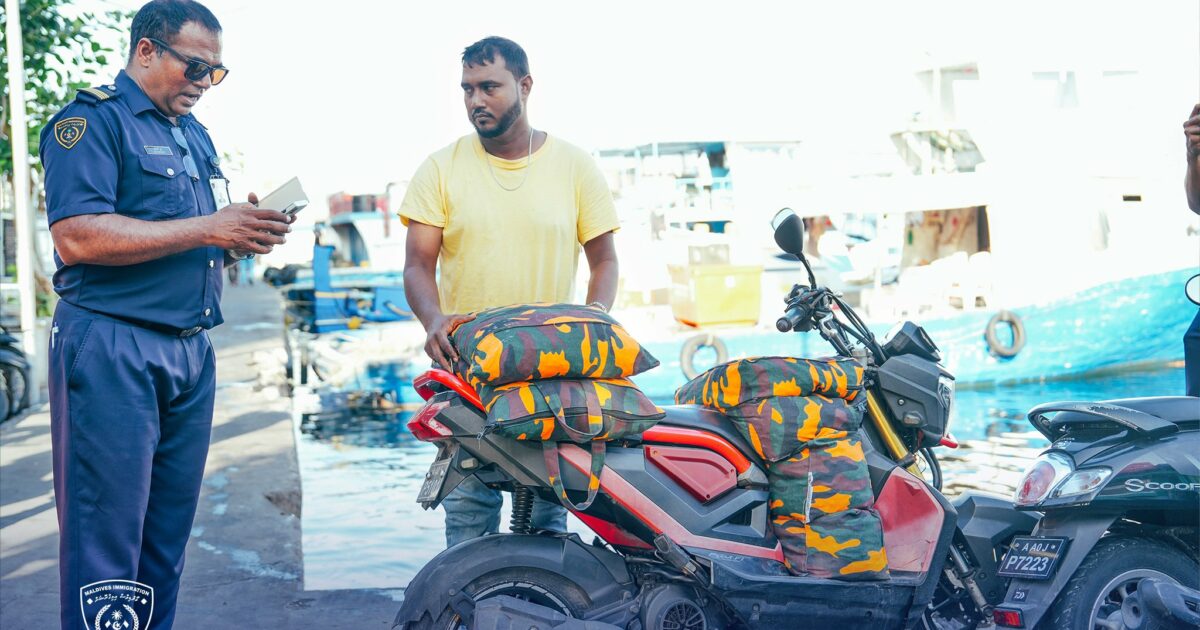 ބިދޭސީން ކޮންޓްރޯލްކުރާ ލޯކަލް މާރުކޭޓްގައި ބޮޑު ރެއިޑެއް: 23 ބިދޭސީން އަތުލައިގެންފި – Dhen.mv