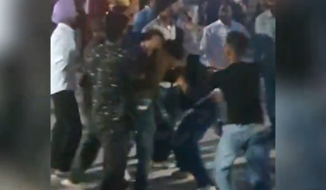 އާޓިފިޝަލް ބީޗުގައި މާރާމާރީ ހިންގި މައްސަލައެއް ބަލަނީ – Dhen.mv