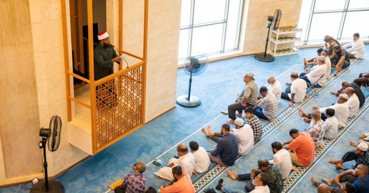 ގައިރު ދީންތަކުގެ ގޮތްތައް ކޮޕީކުރުމުން އިސްލާމްދީނުގެ އަމިއްލަވަންތަކަން ގެއްލޭ: ހުތުބާ – Dhen.mv