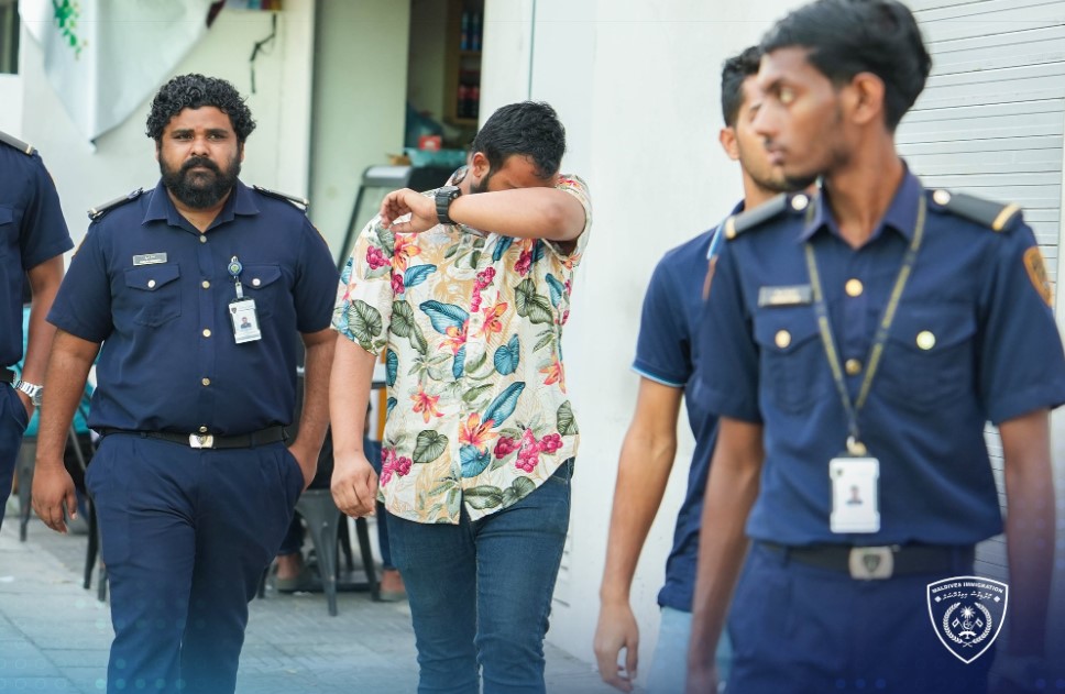 ފިލައިގެން އުޅުނު ބިދޭސީއަކު ކެފޭއެއްގައި މަސައްކަތް ކުރަނިކޮށް ...