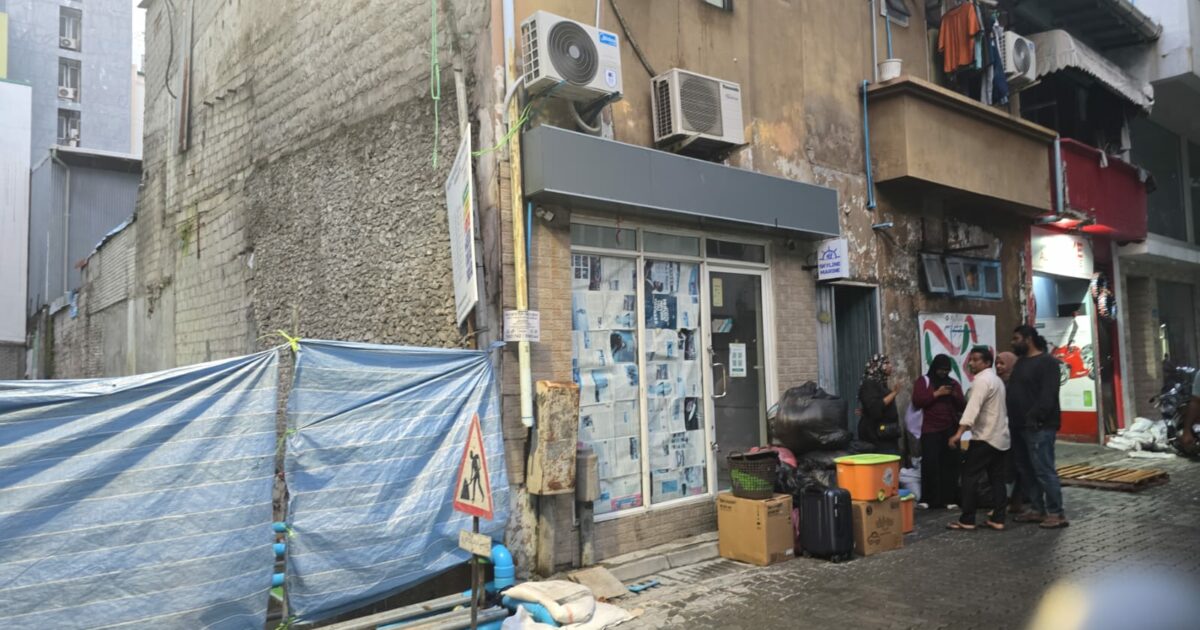 މާލޭ ގެއެއްގެ ރެނދުއަޅައި އަޑިއަށް ދާތީ މީހުން ހުސްކުރަނީ – Dhen.mv