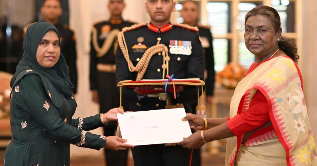 އަޒީމާ ސަފީރުކަމުގެ ފަތްކޮޅު އިންޑިއާގެ ރައީސަށް އަރުވައިފި – Dhen.mv