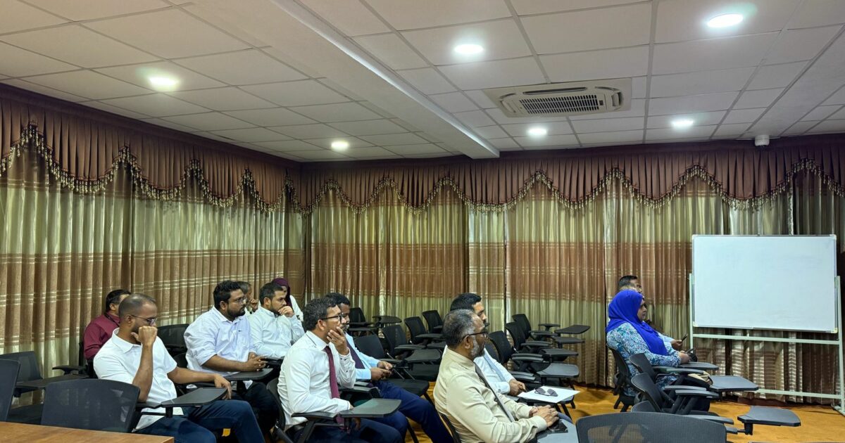 މަޖިލިސް މެމްބަރުންތަކެއް ގާނޫނީ ދާއިރާއިން ކިޔަވަން ފަށައިފި – Dhen.mv