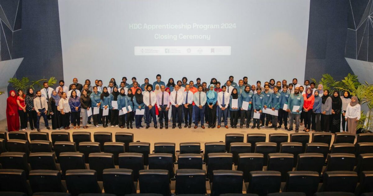 އެޗްޑީސީން ހަ ދާއިރާއަކުން 49 މީހުން ތަމްރީނުކޮށް ސަނަދު ހަވާލުކޮށްފި – Dhen.mv