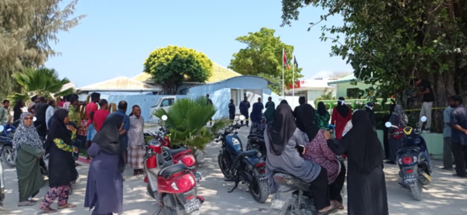 ހޮޅުދޫ ރައްޔިތުން އަދިވެސް އިހުތިޖާޖުގައި! – Dhen.mv