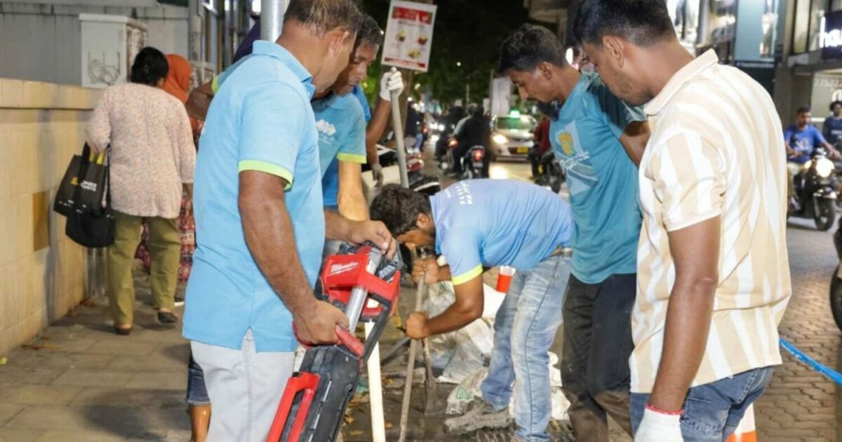 މާލޭގެ 3 ސަރަހައްދެއްގައި ފެންހިންދާ ހޮޅި ގުޅުވުމުގެ މަސައްކަތައް ފަށައިފި – Dhen.mv