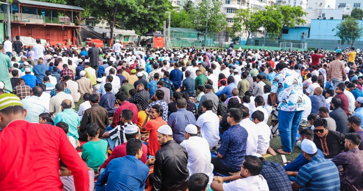 އީދު ނަމާދު: މި ފަހަރު ހަތަރު ބޮޑު ޖަމާއަތާއި 24 މިސްކިތުގައި – Dhen.mv