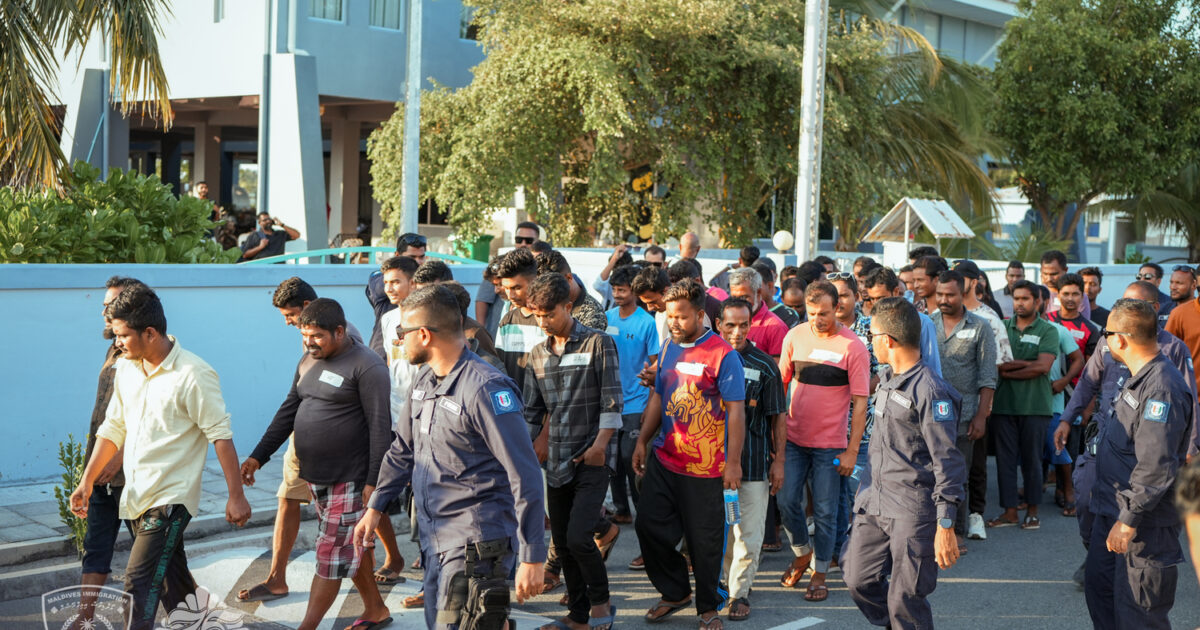 ދުވާފަރުގައި ގަވާއިދާ ހިލާފަށް އުޅޭ 51 ބިދޭސީއަކު އަތުލައިގެންފި – Dhen.mv