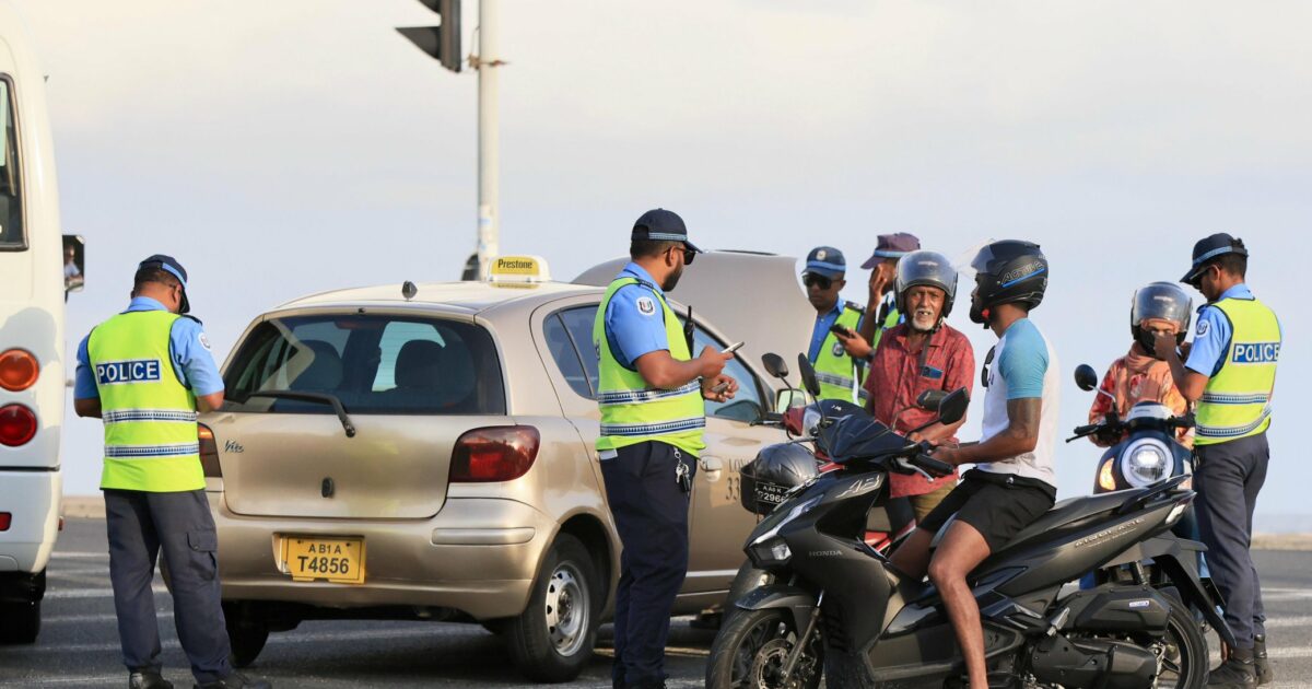 މަނާ ވަގުތު ވެހިކަލް ދުއްވި 141 މީހަކު ހުއްޓުވައި 11 މީހަކު ޖޫރިމަނާކޮށްފި – Dhen.mv