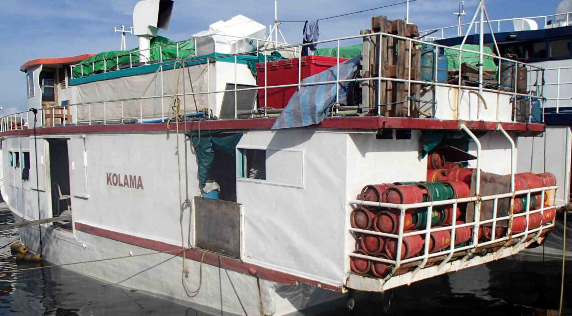 ކޮލަމާފުށީ ބޯޓު ފެނުނުއިރު ކެޕްޓަން އޮތީ މަރުވެފައި – Dhen.mv