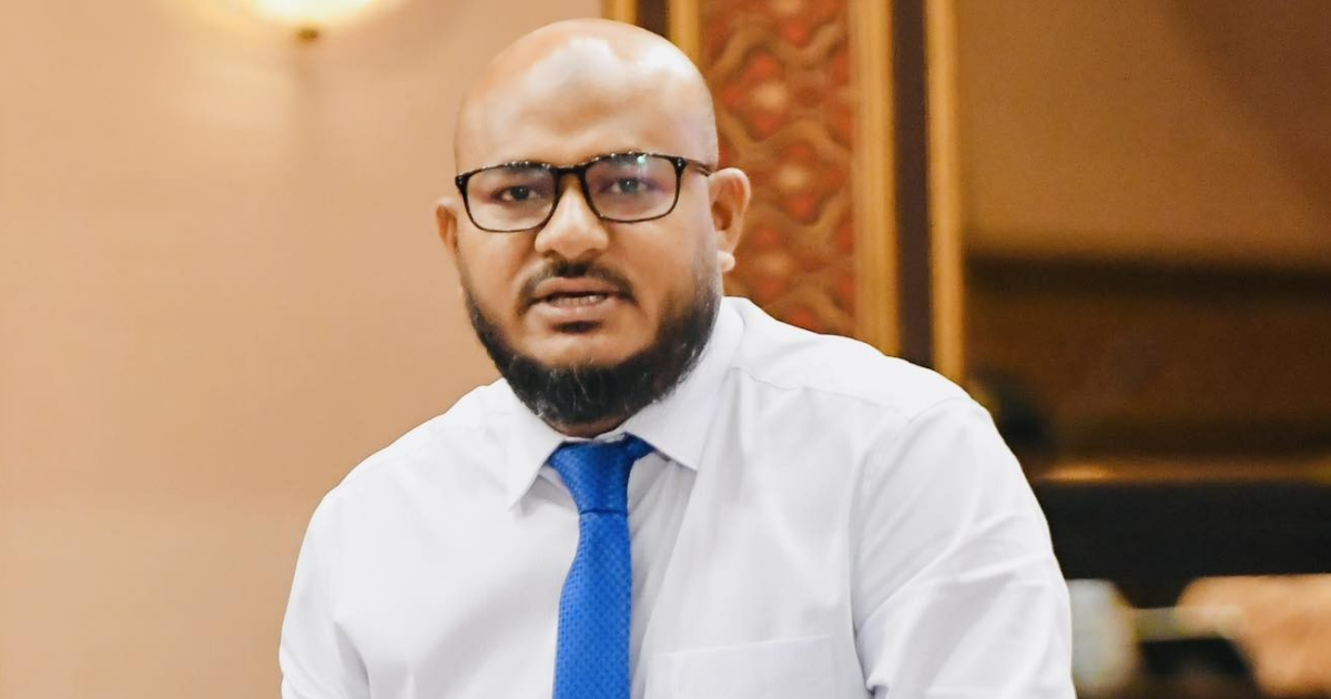 ލޫޓުވައިފި ބެނާ ދަމަންވީ އެމްޑީޕީ އޮފީސް ކުރިމަތީ – Dhen.mv