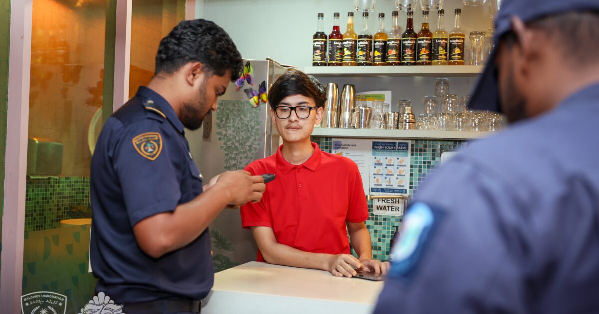 ގަވައިދާ ހިލާފަށް އުޅެމުން ދިޔަ ހަތް ބިދޭސީއަކު އަތުލައިގެންފި – Dhen.mv